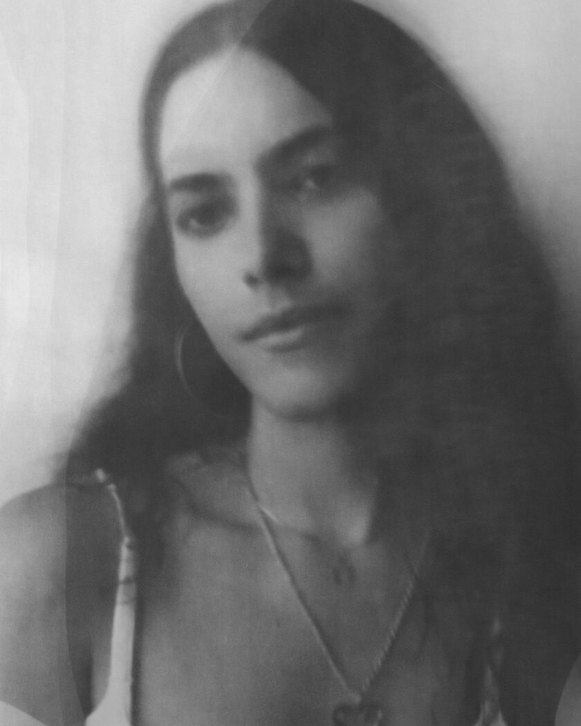 Le giovani donne israeliane dietro l'uniforme nelle foto di Mayan Toledano